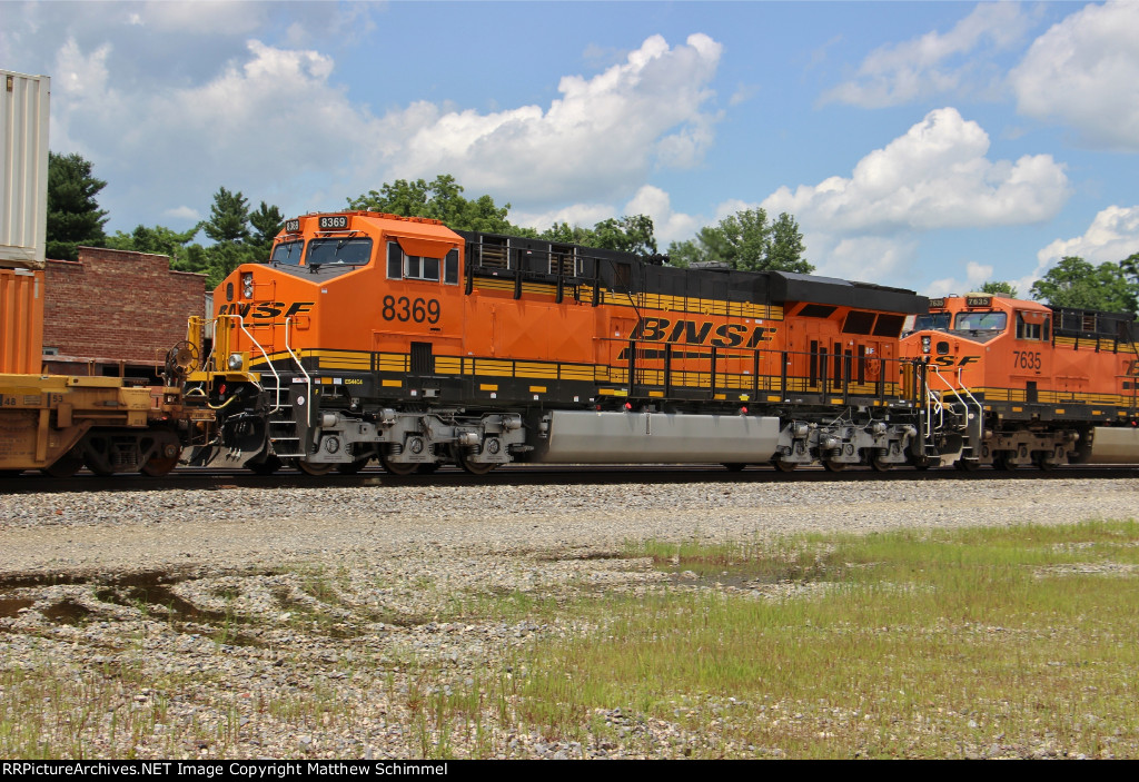 BNSF 8369 - Shiny and New